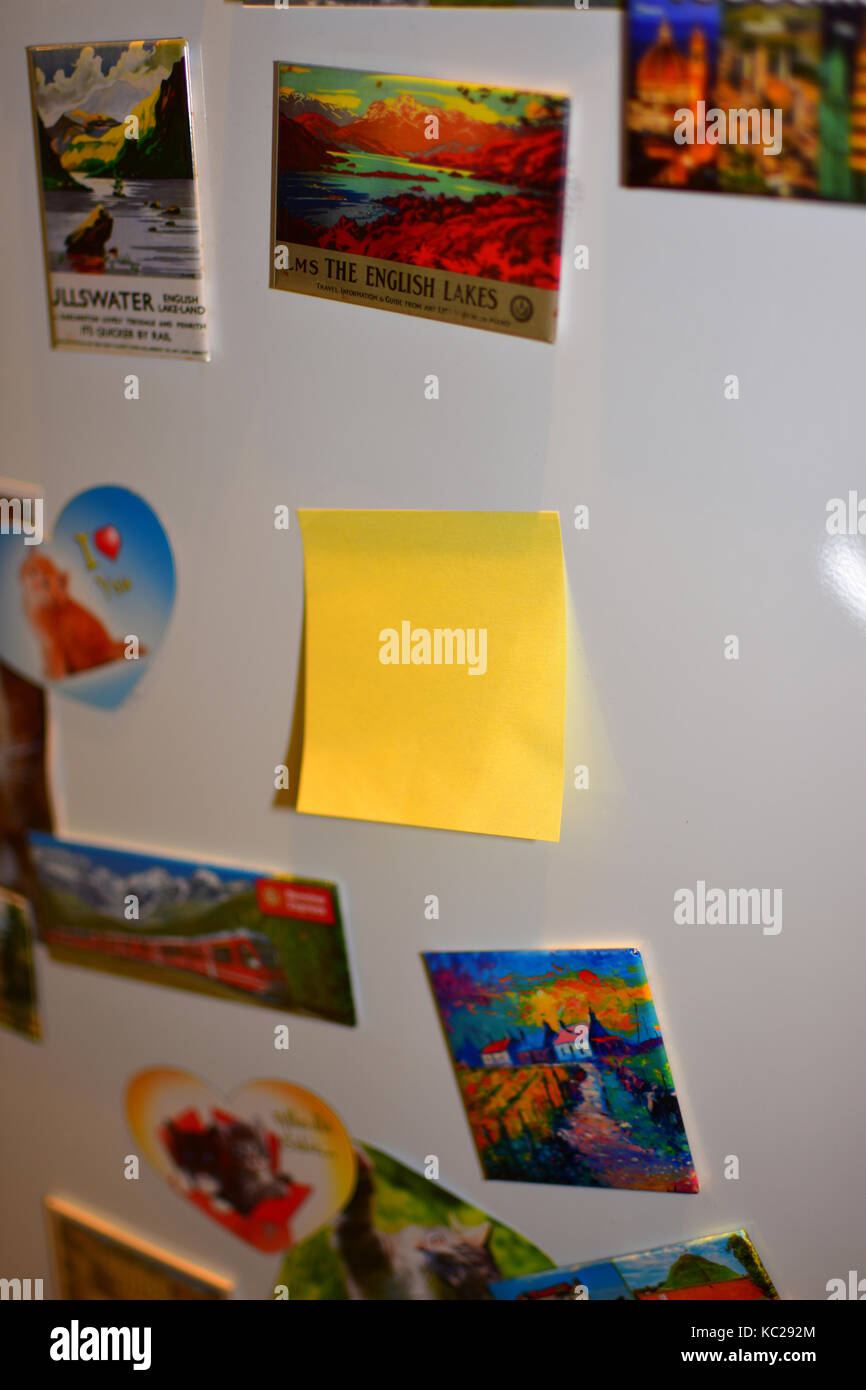 Fridge magnet notes hi-res stock photography and images - Alamy