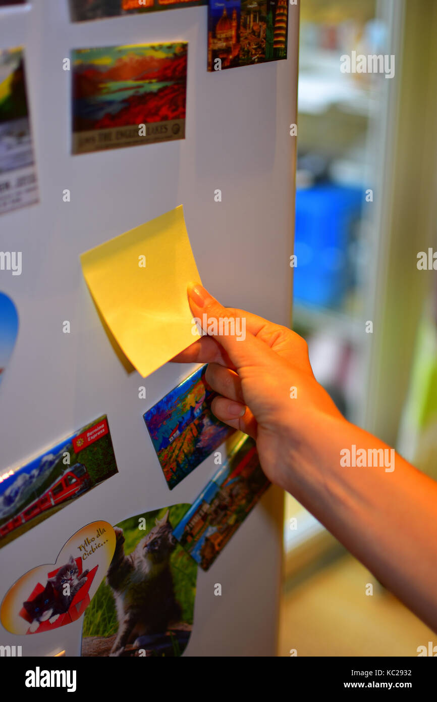 Post it note fridge hi-res stock photography and images - Alamy