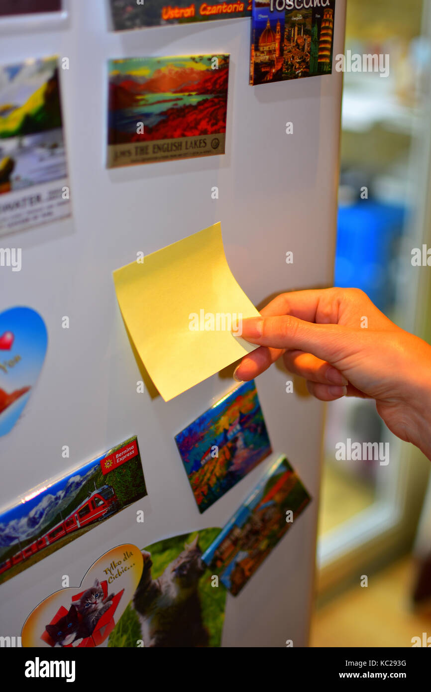 Post it note/reminder on a fridge door Stock Photo - Alamy