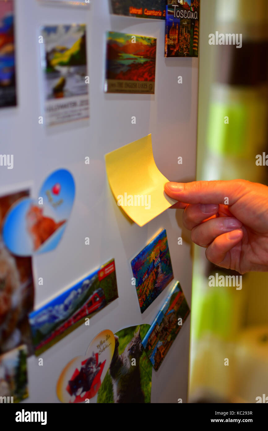 Post it note/reminder on a fridge door Stock Photo - Alamy