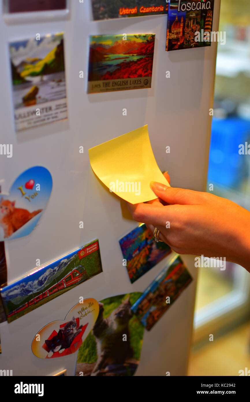 Post it note/reminder on a fridge door Stock Photo - Alamy