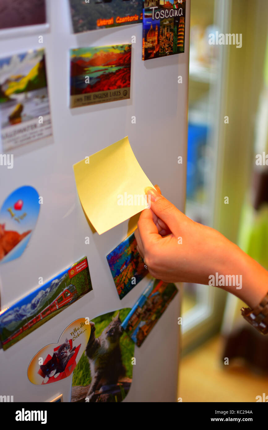 Post it note/reminder on a fridge door Stock Photo - Alamy