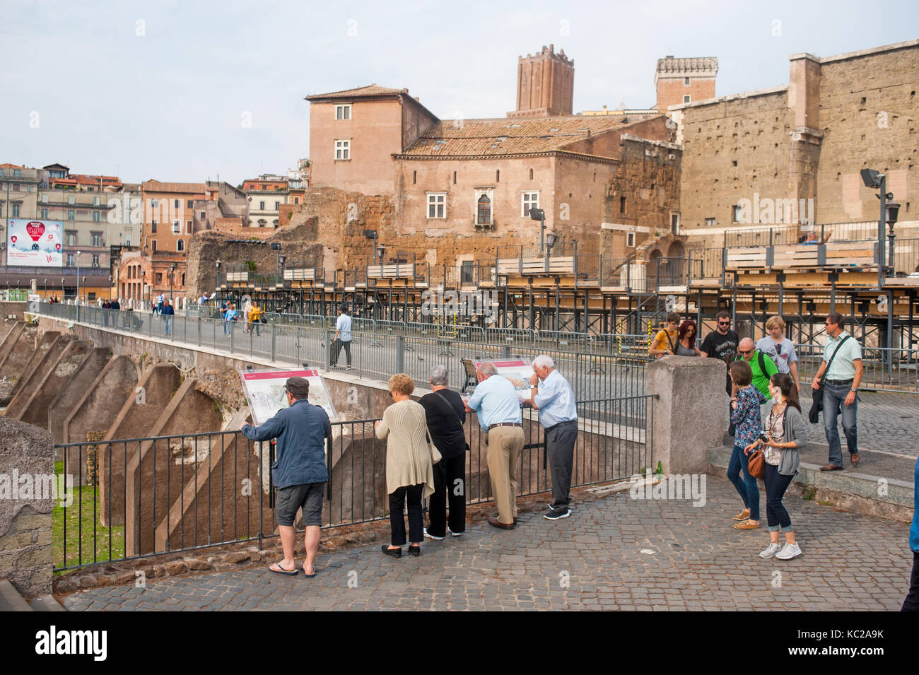 Group of tourists visiting Roman ruins in Rome, Italy Stock Photo - Alamy
