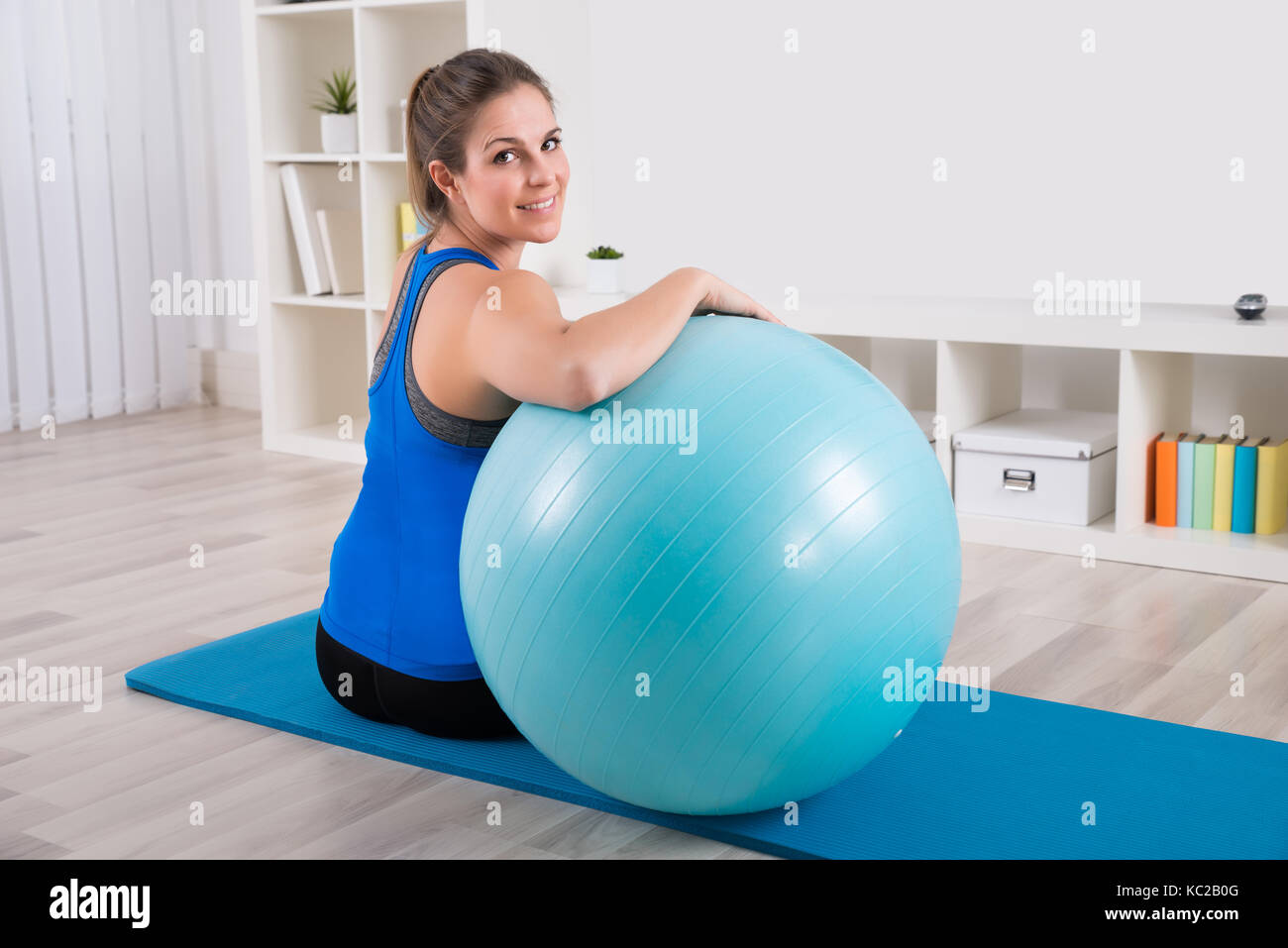 Wall sitting exercise hi-res stock photography and images - Alamy