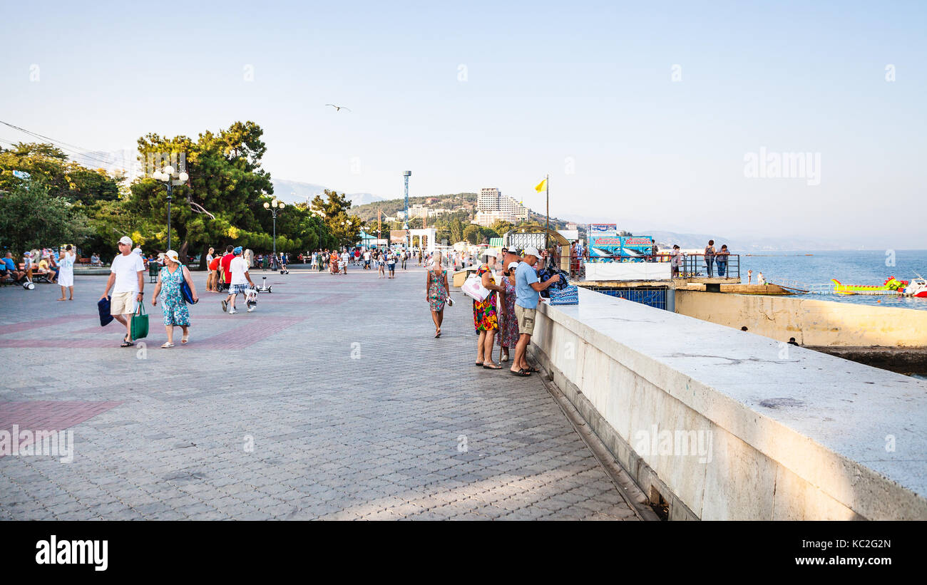 ALUSHTA, CRIMEA - SEPTEMBER 20, 2017: tourists on Lenin Street ...