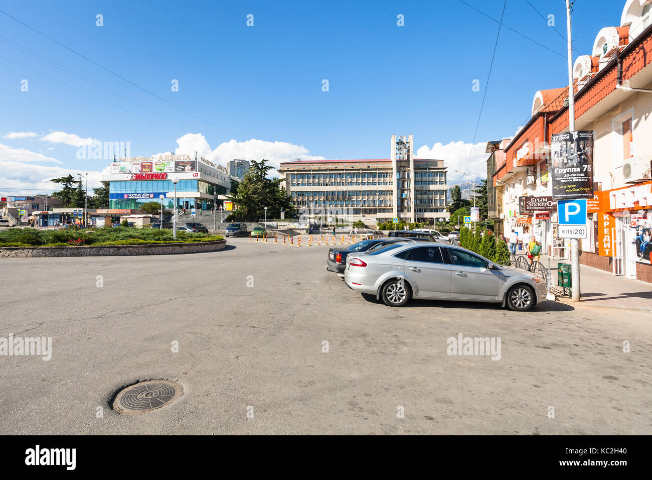 ALUSHTA, CRIMEA - SEPTEMBER 24, 2017: people and cars on central ...