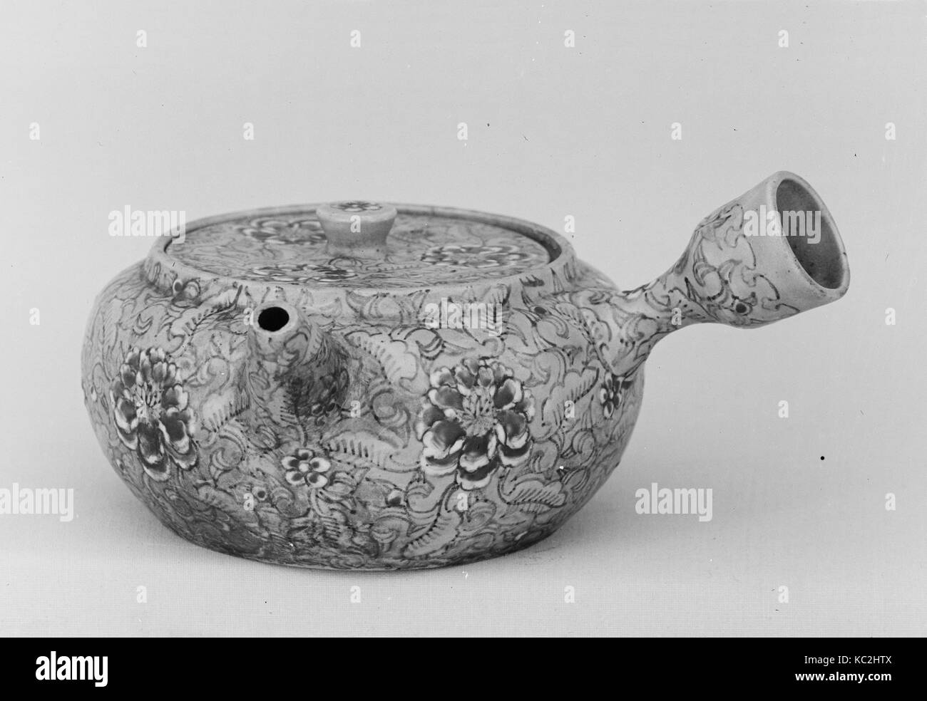 Teapot, Edo period (1615–1868), ca. 1790, Japan, Pottery decorated in ...