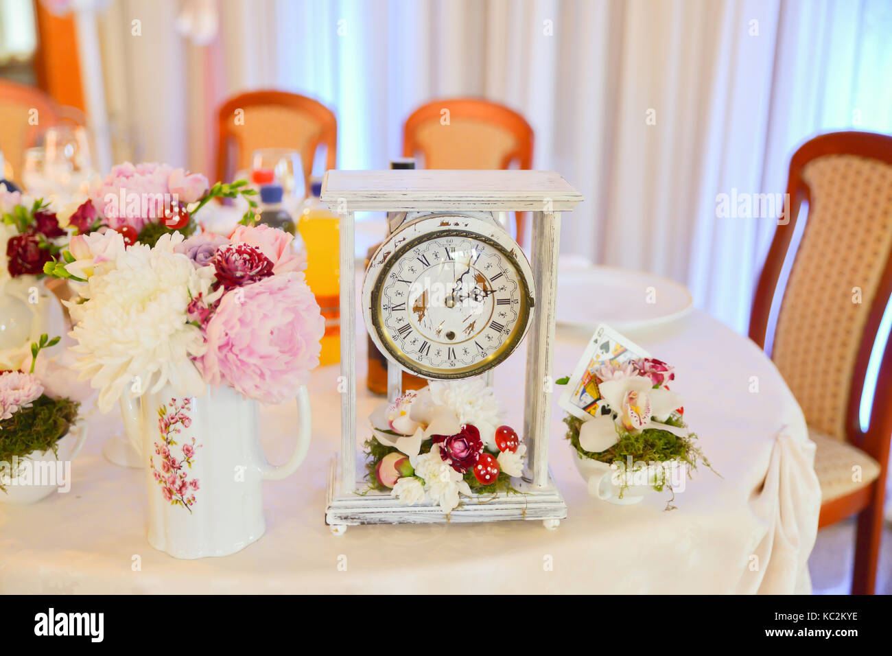 vintage clock decoration on wedding reception Stock Photo - Alamy