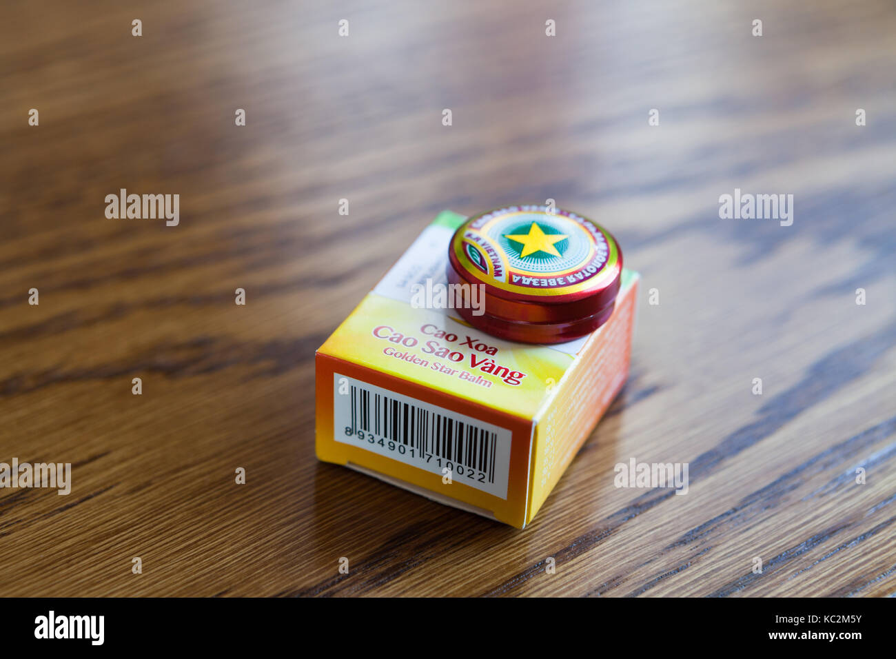 Vietnamese traditional golden star balm "Cao Sao Vang Stock Photo - Alamy