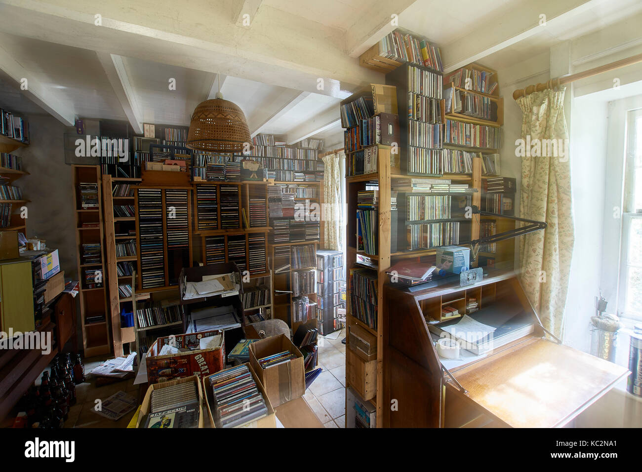 Room old fashioned cluttered hi-res stock photography and images - Alamy