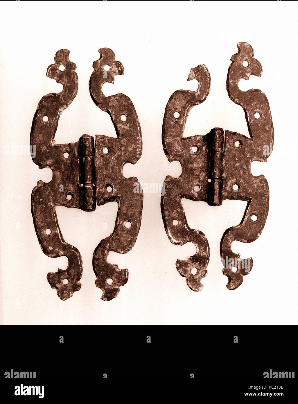 Hinge, 1630–70, Wrought iron, 7 x 3 in. (17.8 x 7.6 cm), Metal Stock ...