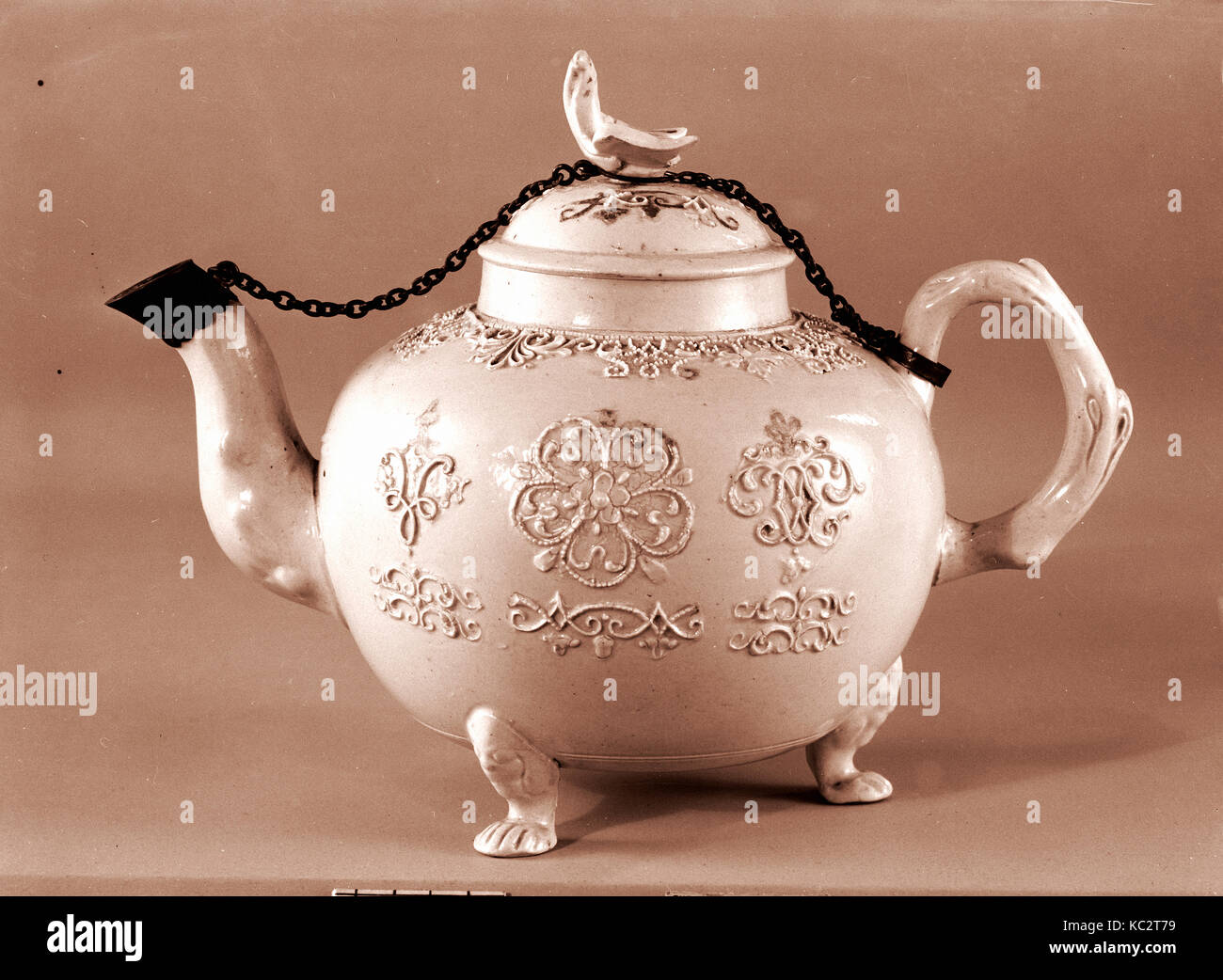 Teapot, 1730–70, Made in England, British, Stoneware, H. 5 1/4 in. (13. ...