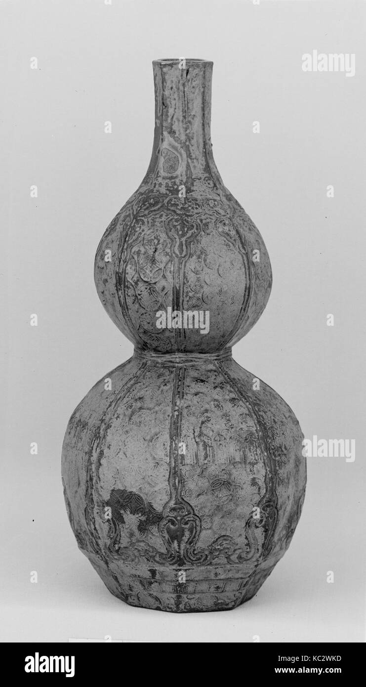 Bottle, Edo period (1615–1868), 1700–1750, Japan, Pottery decorated in ...