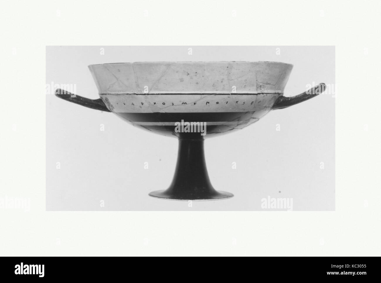 Terracotta kylix (drinking cup) hi-res stock photography and images - Alamy