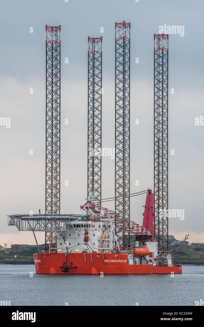 Self propelled jack up barge hi-res stock photography and images - Alamy