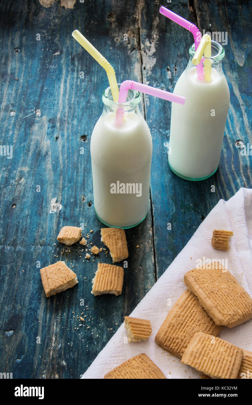Traditional snack - milk and cookies for two Stock Photo - Alamy