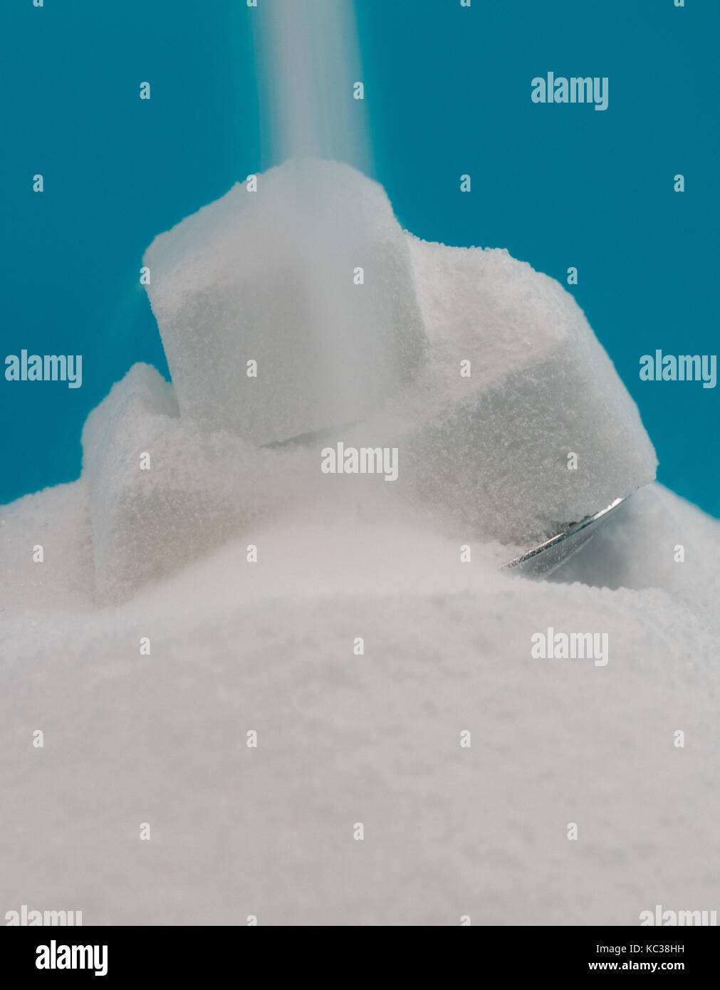 Sugar and sugar lumps on a tea spoon Stock Photo - Alamy