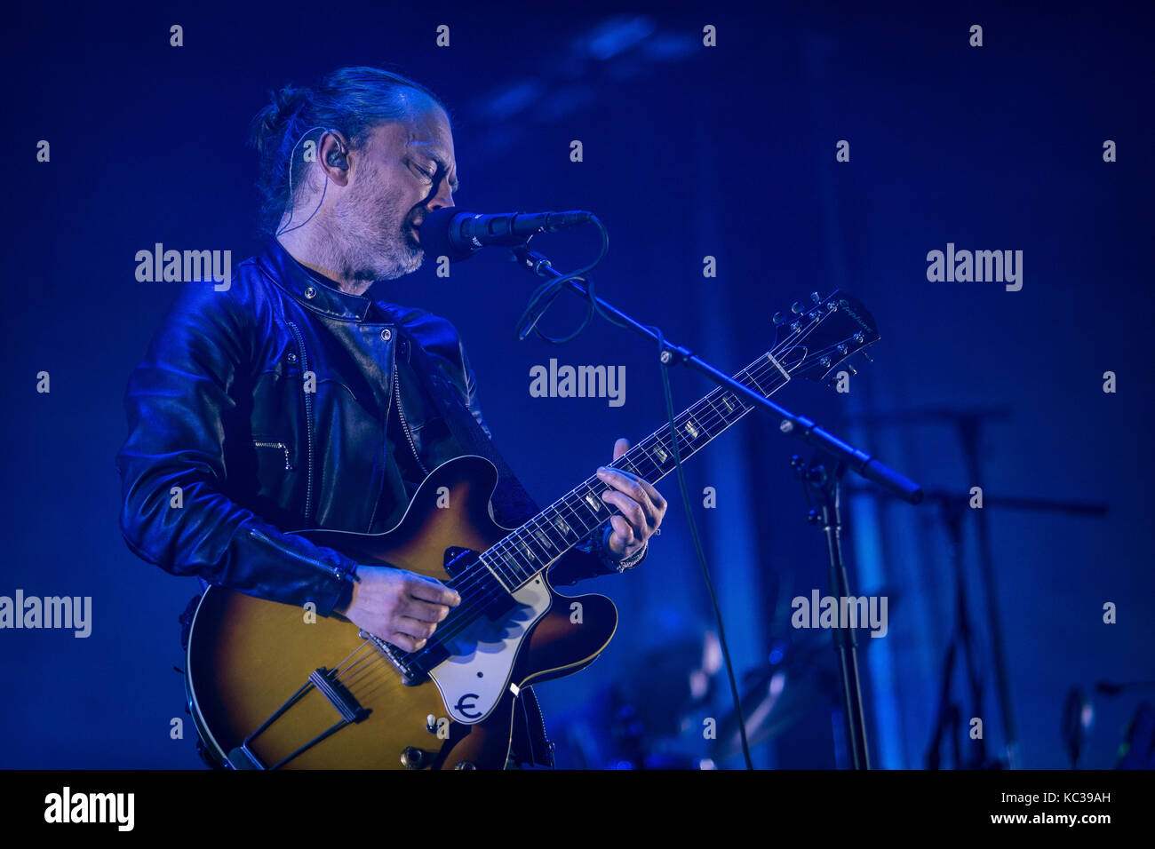 Radiohead vocalist hi-res stock photography and images - Alamy