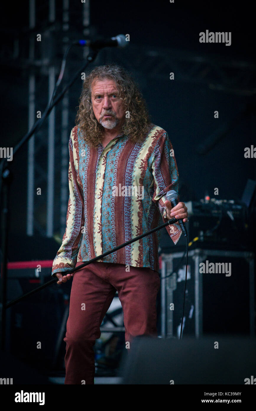 Robert plant musician hi-res stock photography and images - Alamy