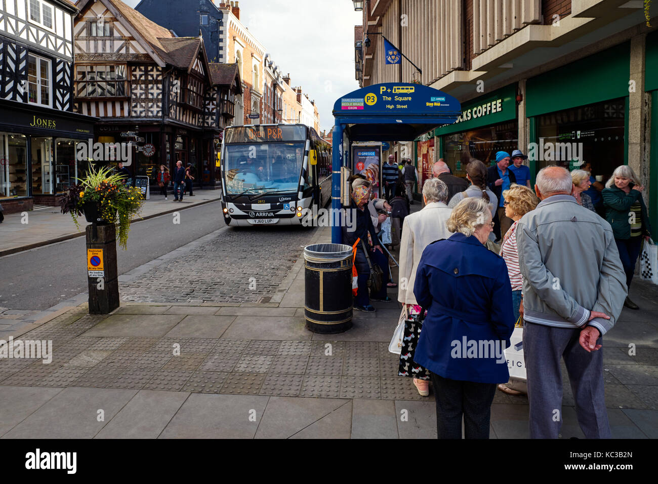 Queue people waiting bus stop hi-res stock photography and images - Alamy