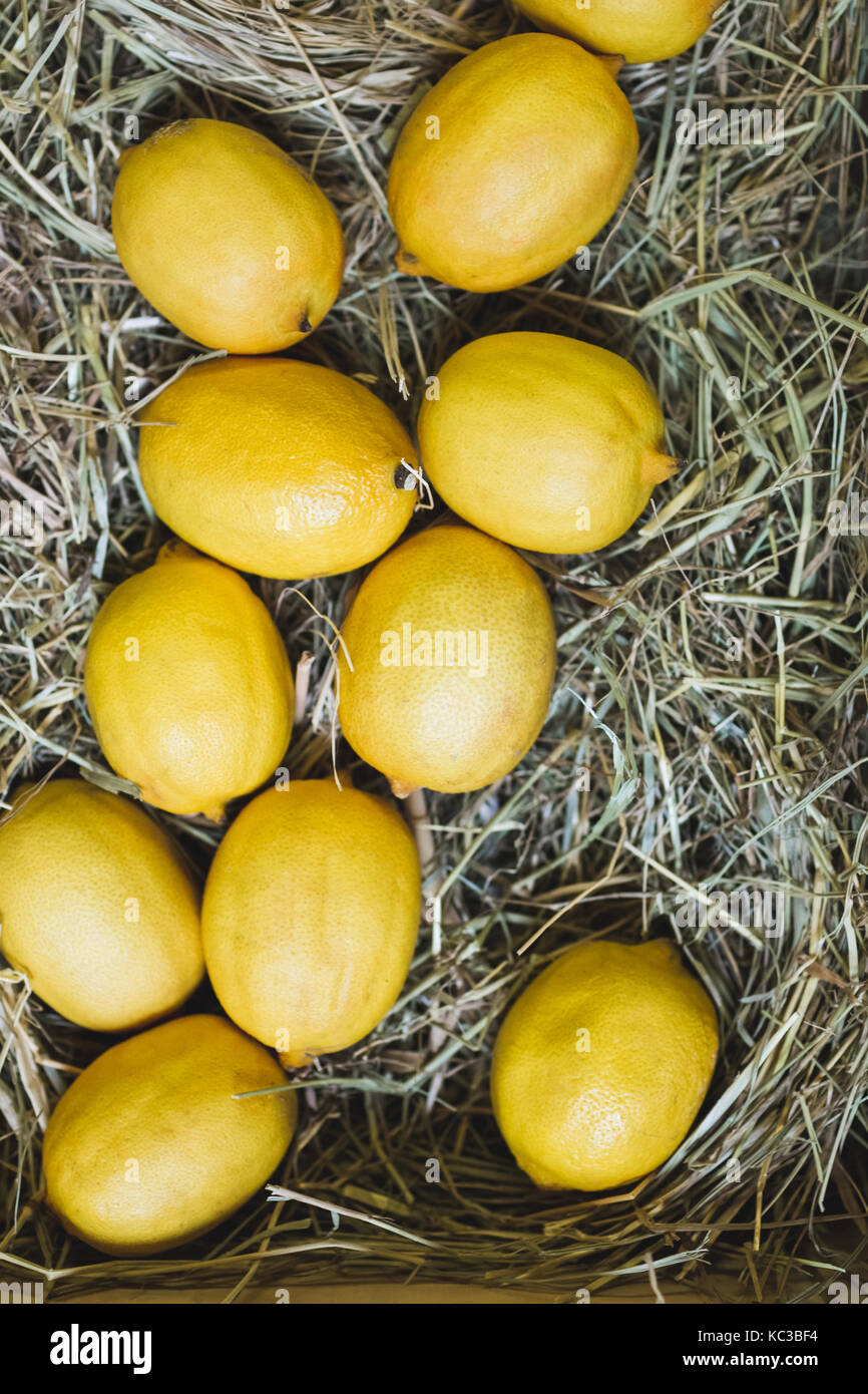 Wooden box with fresh ripe lemons on display in a fruit shop Stock ...