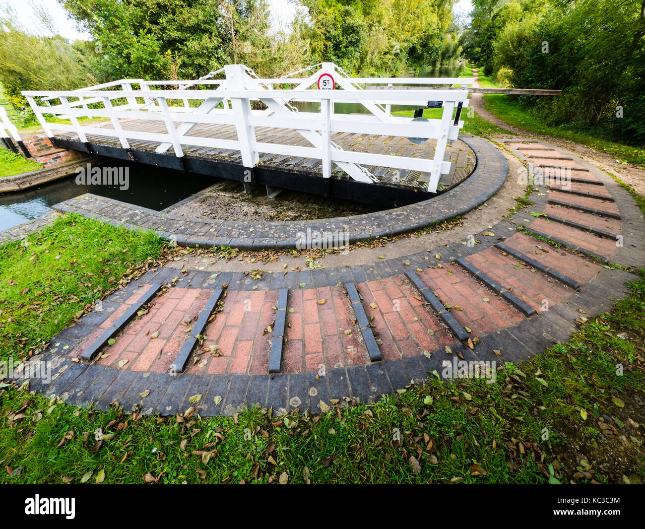 Swing Bridge, Kennet and Avon Canal at Tyle Mill Lock, Sulhamstead ...