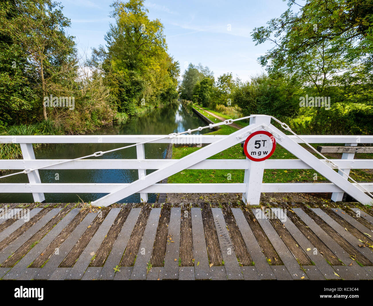 Swing Bridge, Kennet and Avon Canal at Tyle Mill Lock, Sulhamstead ...