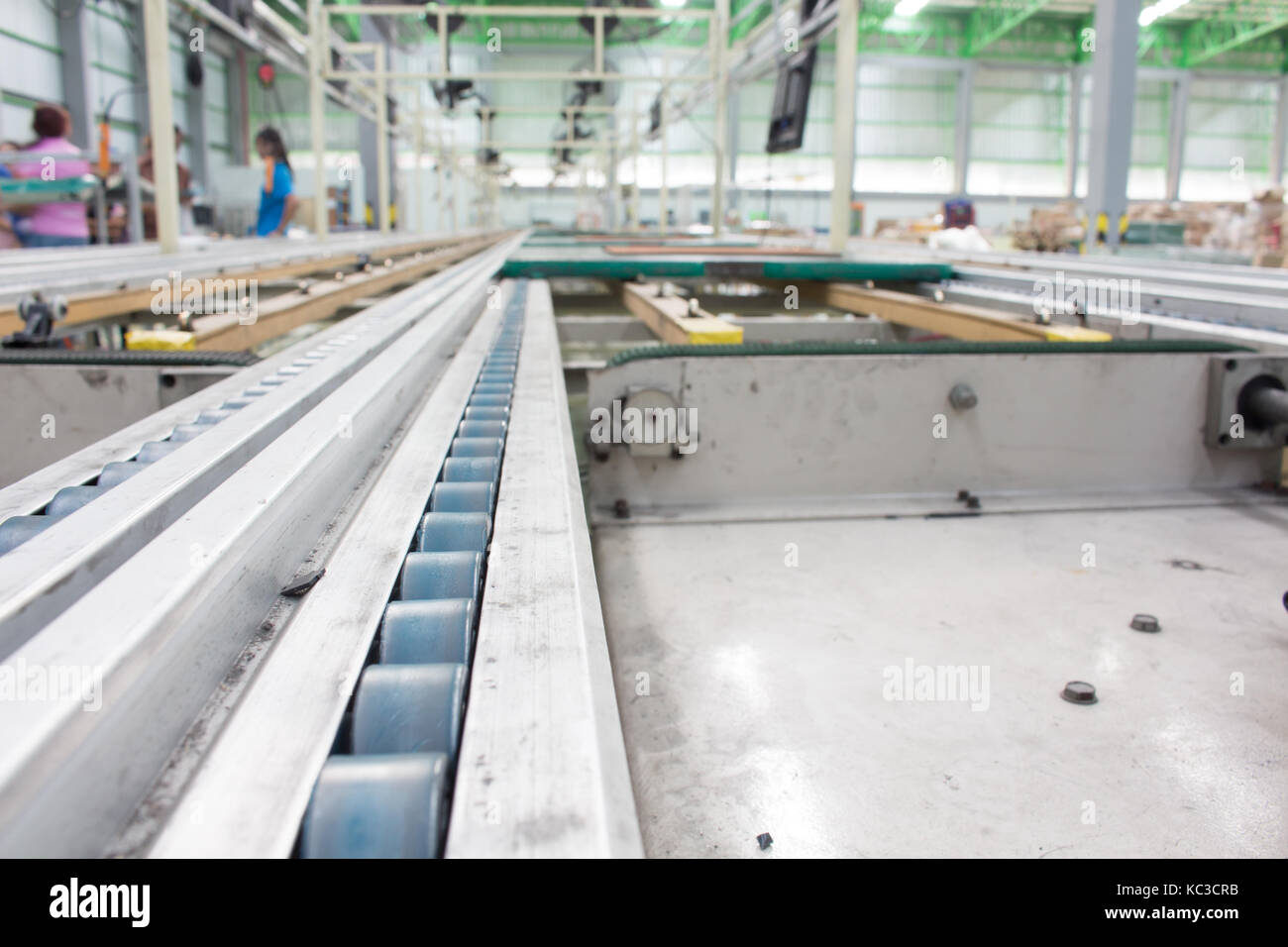 Chain Support for Pallet Conveyor line at factory Stock Photo - Alamy