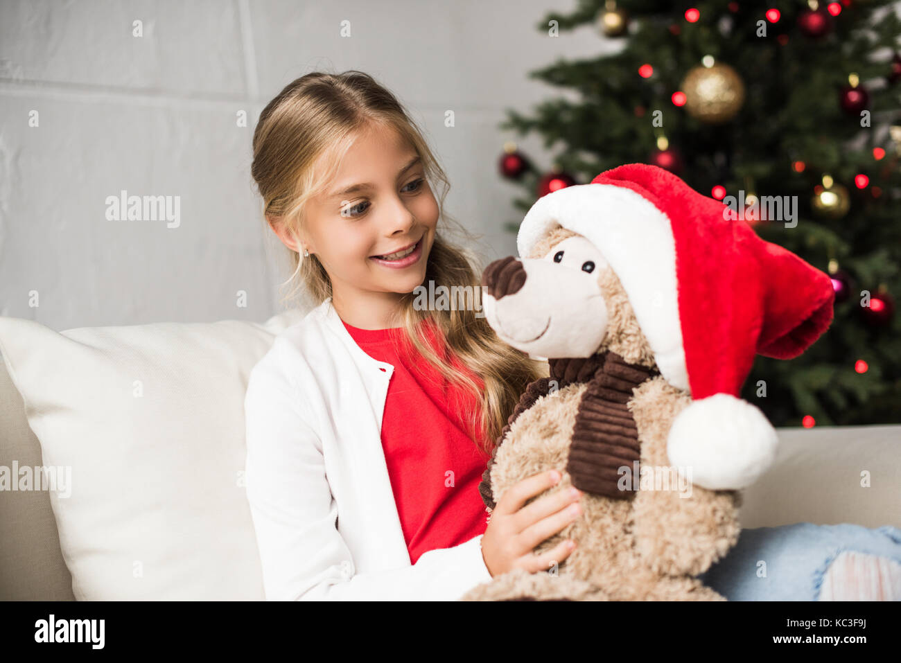 child with teddy bear at christmastime Stock Photo - Alamy