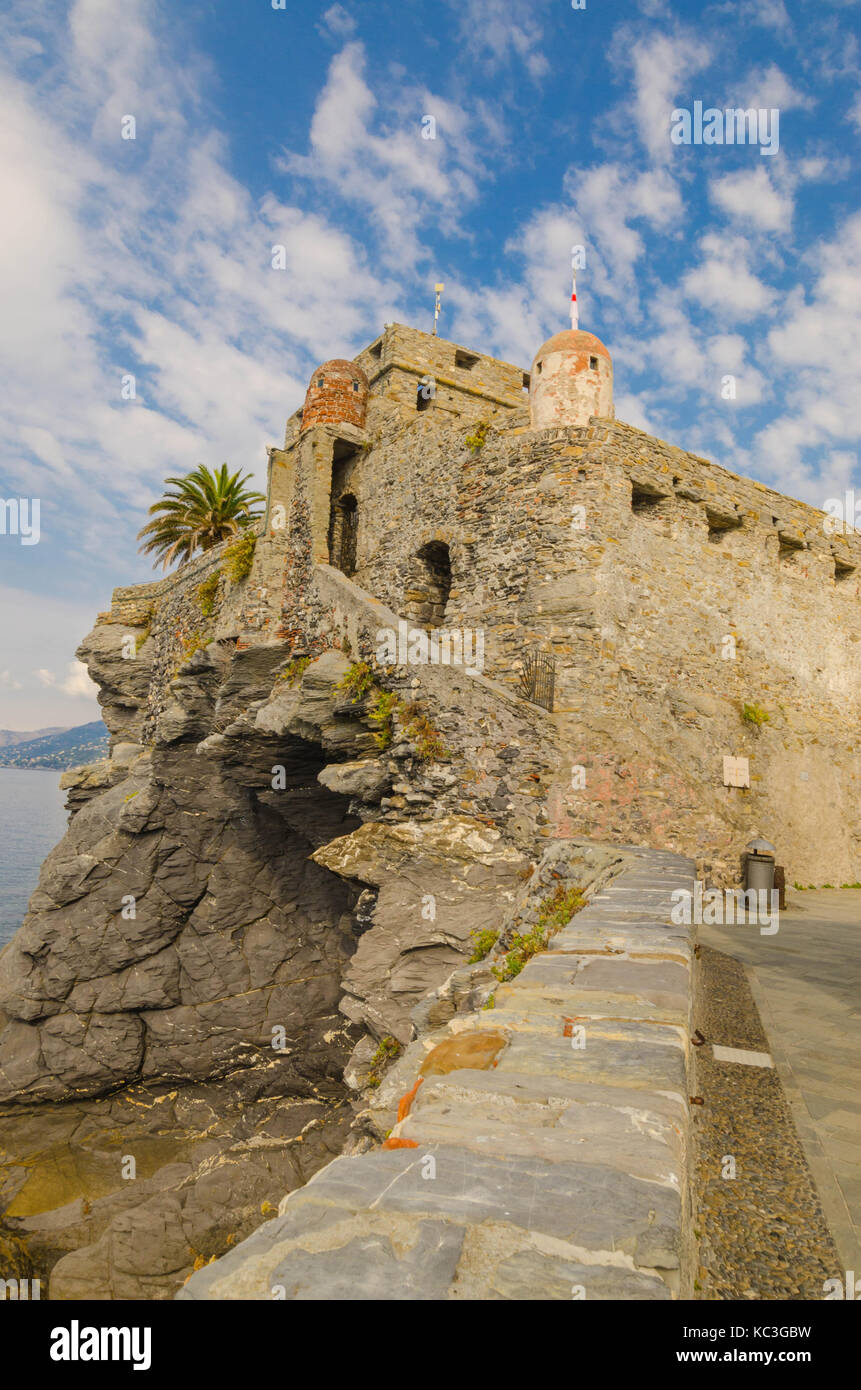 Castello dragonara hi-res stock photography and images - Alamy