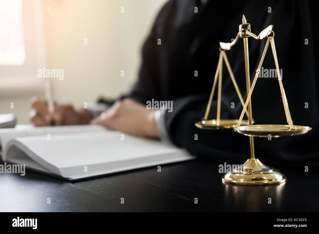 Judge reading documents hi-res stock photography and images - Alamy