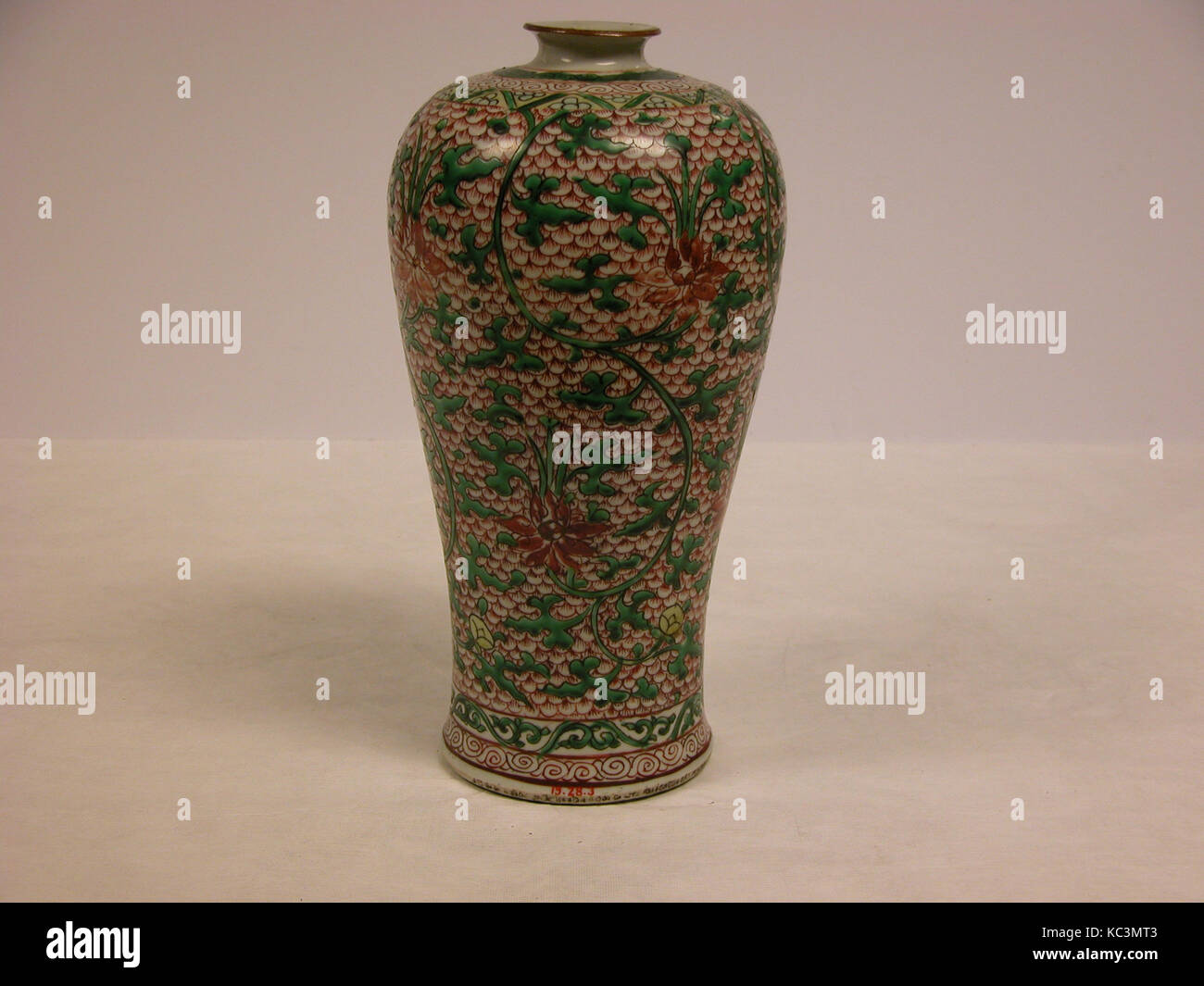 Ming porcelain hi-res stock photography and images - Alamy