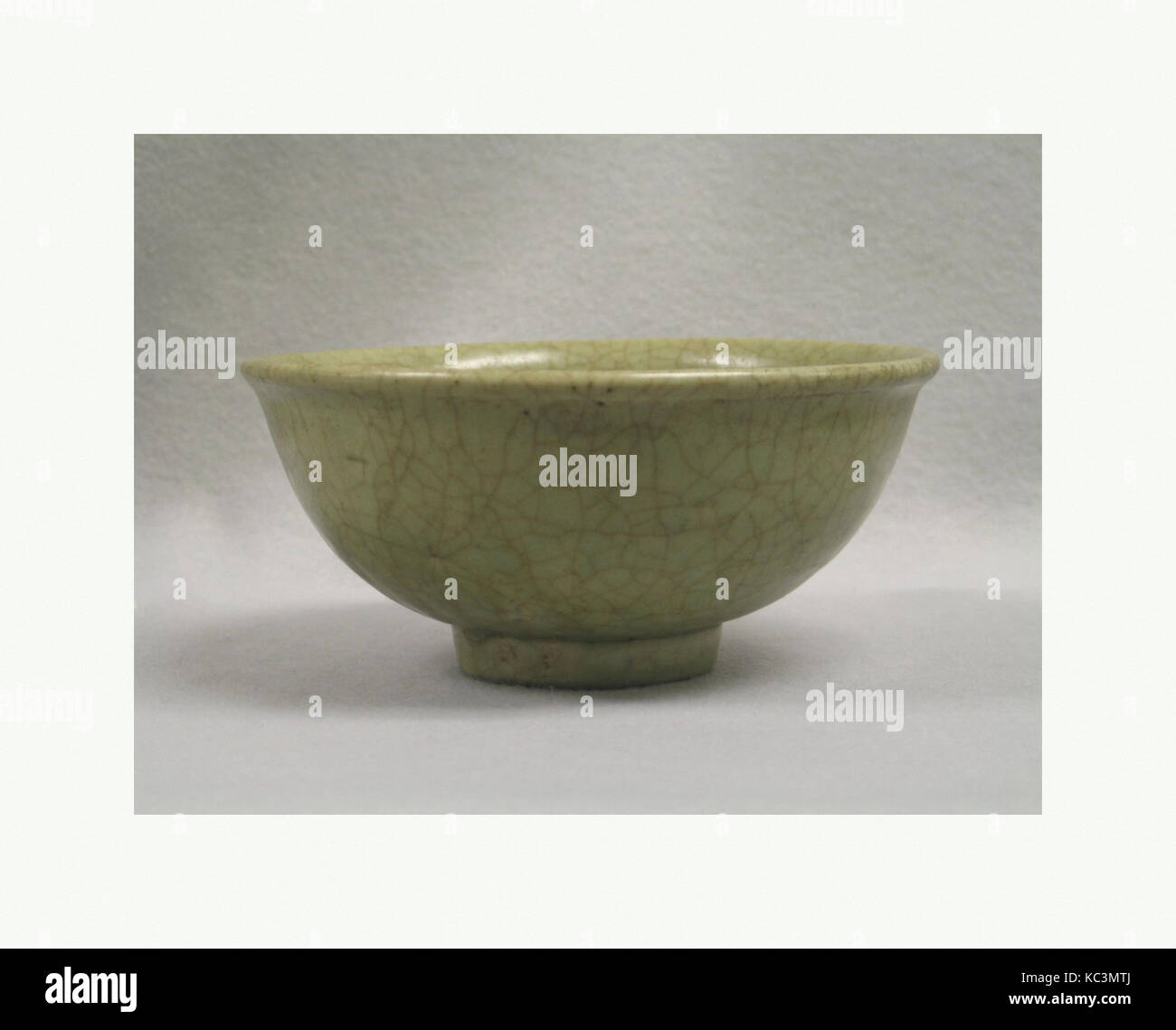Bowl, Ming dynasty (1368–1644), China, Pottery (Longquan ware?), H. 3 1 ...