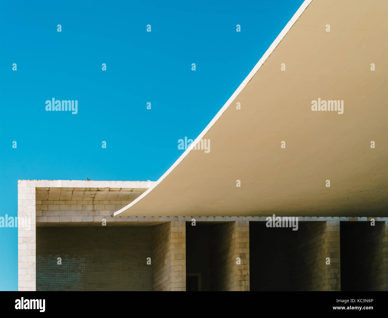 Straight lines in architecture hi-res stock photography and images - Alamy