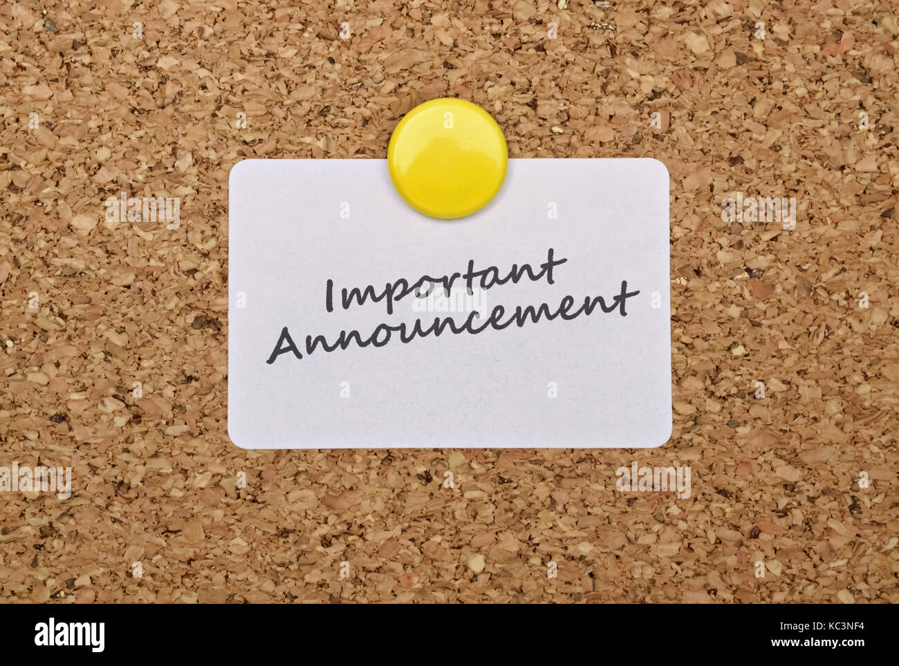 Text Important Announcement on a sticker pinned on cork Stock Photo - Alamy
