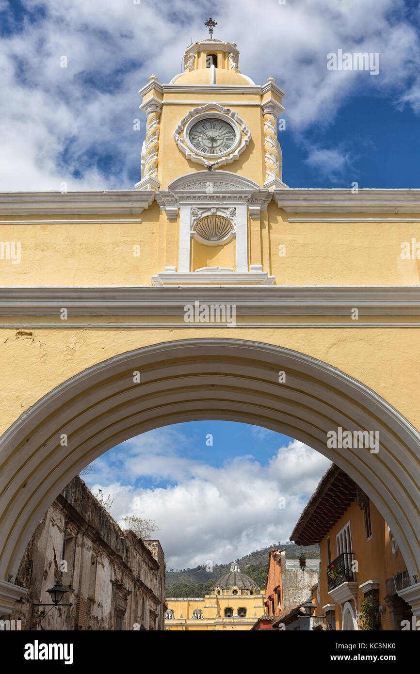 Arch between buildings hi-res stock photography and images - Alamy