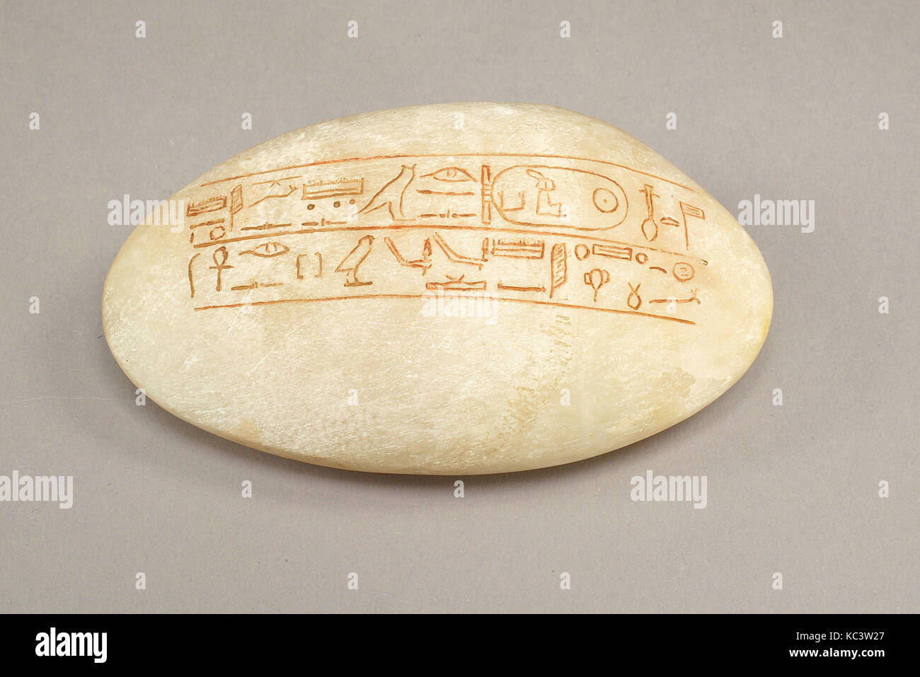 Bivalve shaped stone hi-res stock photography and images - Alamy