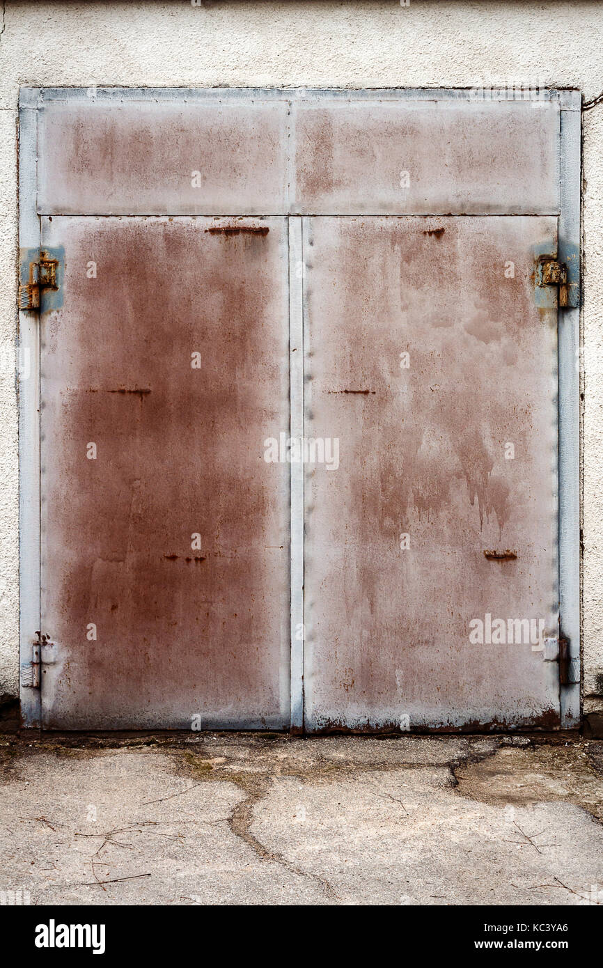 Old metal gate in grungy white wall. Architecture detail background ...