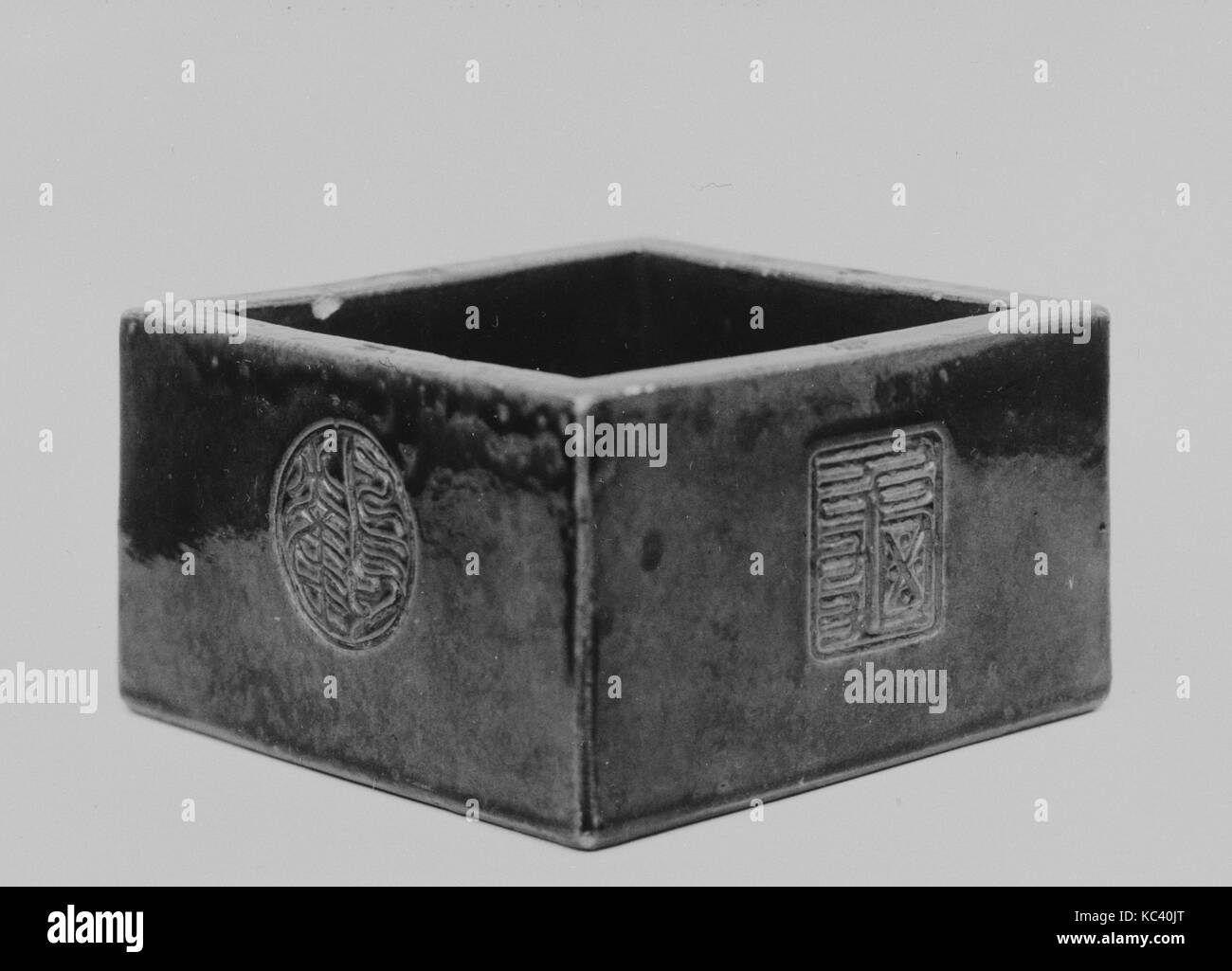 Dish, Edo period (1615–1868), 1850, Japan, Faience covered with glaze ...