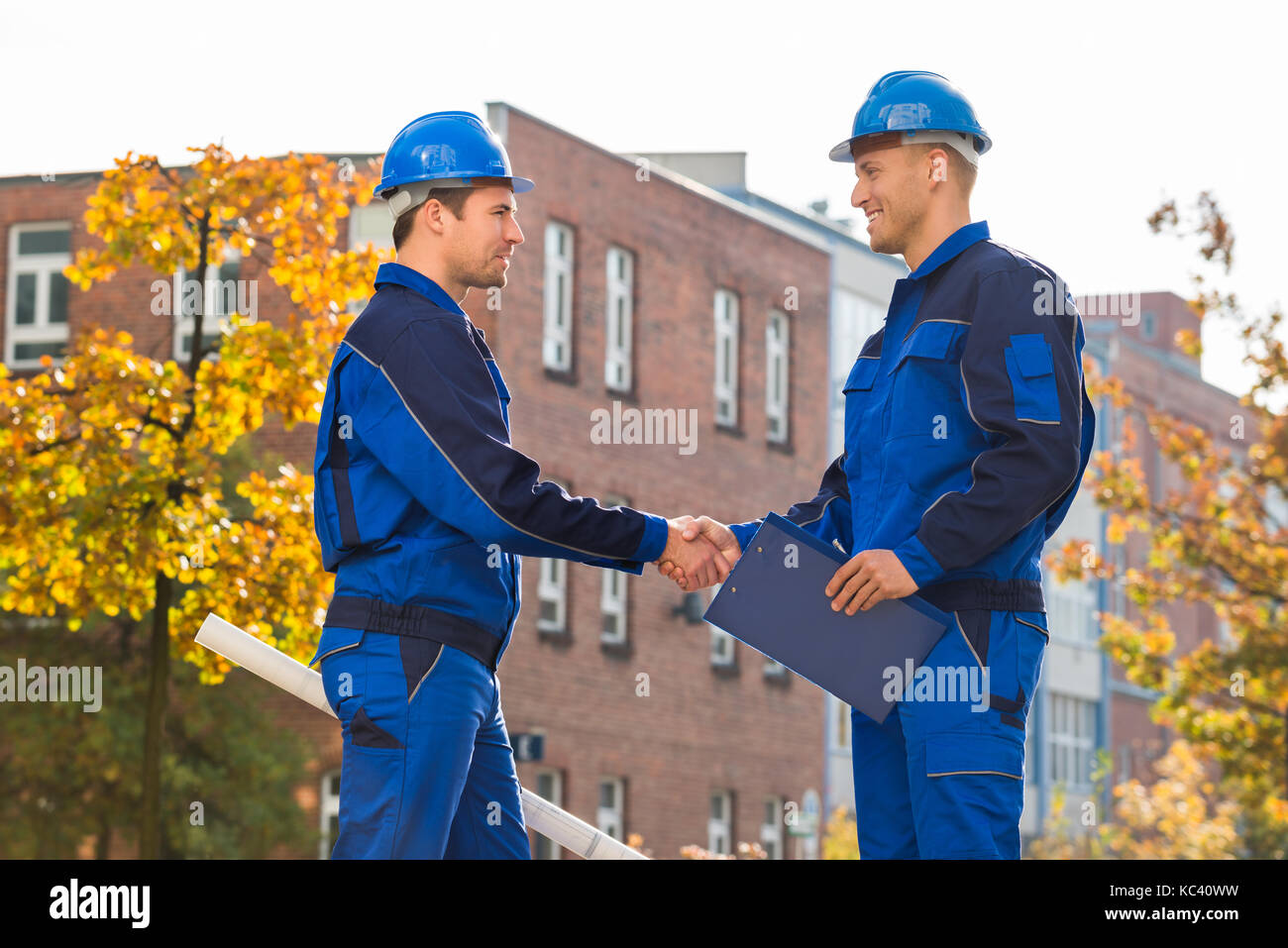 Contractor shaking hands hi-res stock photography and images - Alamy