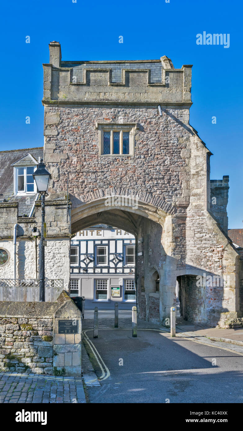WELLS CITY SOMERSET ENGLAND CATHEDRAL ANCIENT ARCHWAY KNOWN AS BROWNS ...