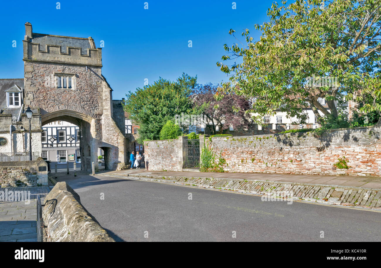 WELLS CITY SOMERSET ENGLAND CATHEDRAL GREEN AND ANCIENT ARCHWAY WITH ...