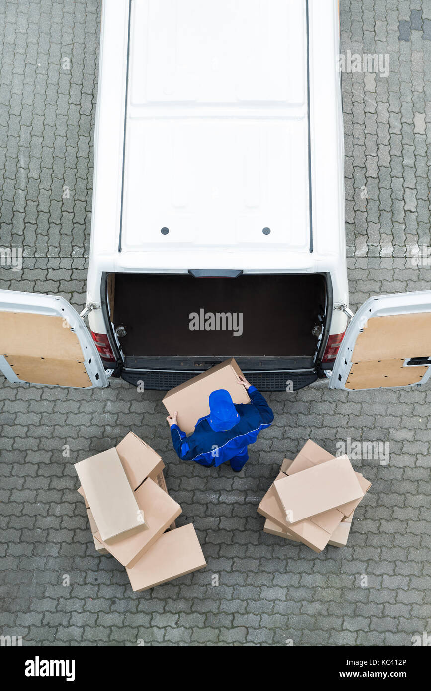 Man unloading boxes hi-res stock photography and images - Alamy