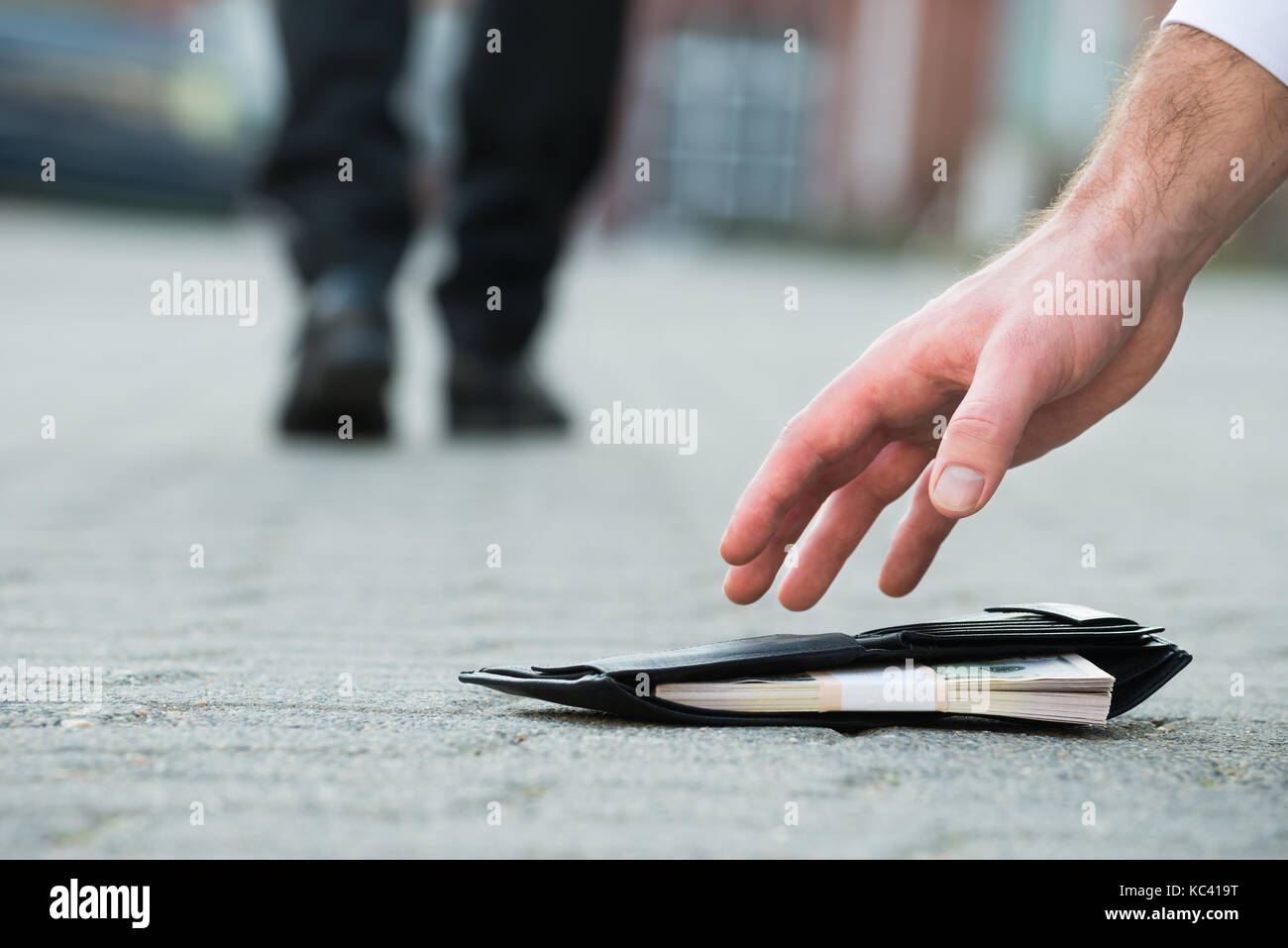Money leaving wallet hi-res stock photography and images - Alamy