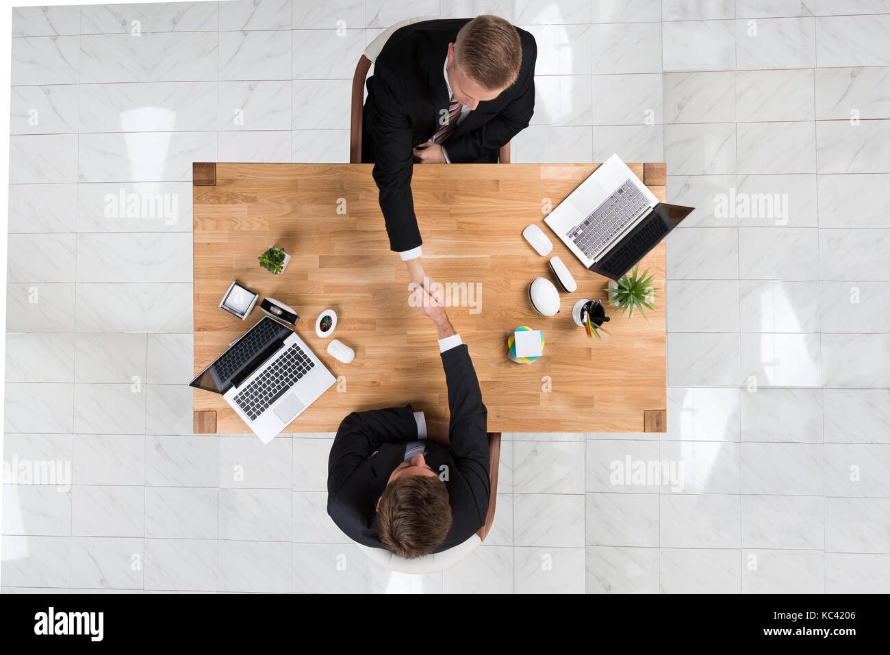 Overhead shot office desk hi-res stock photography and images - Alamy