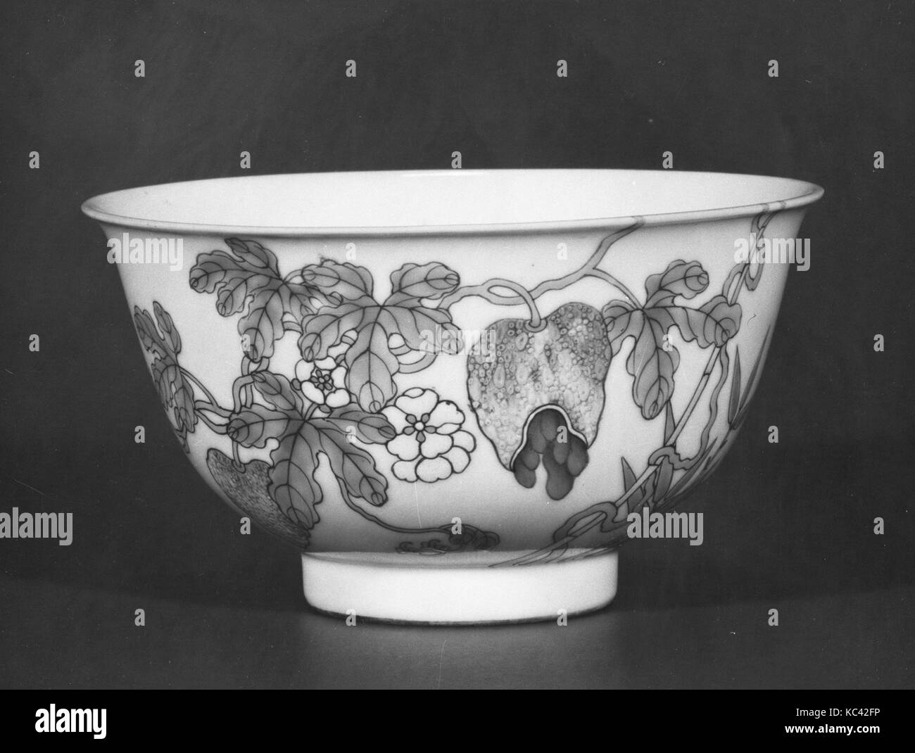 Bowl, Qing dynasty (1644–1911), Qianlong mark and period (1736–95 ...