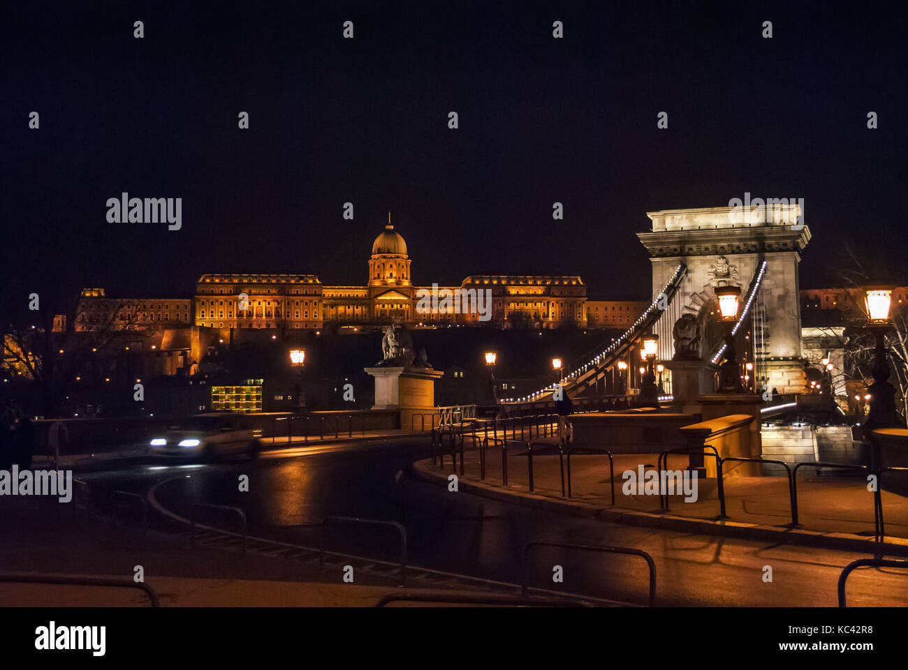 Chain Bridge in Budapest by night Stock Photo - Alamy