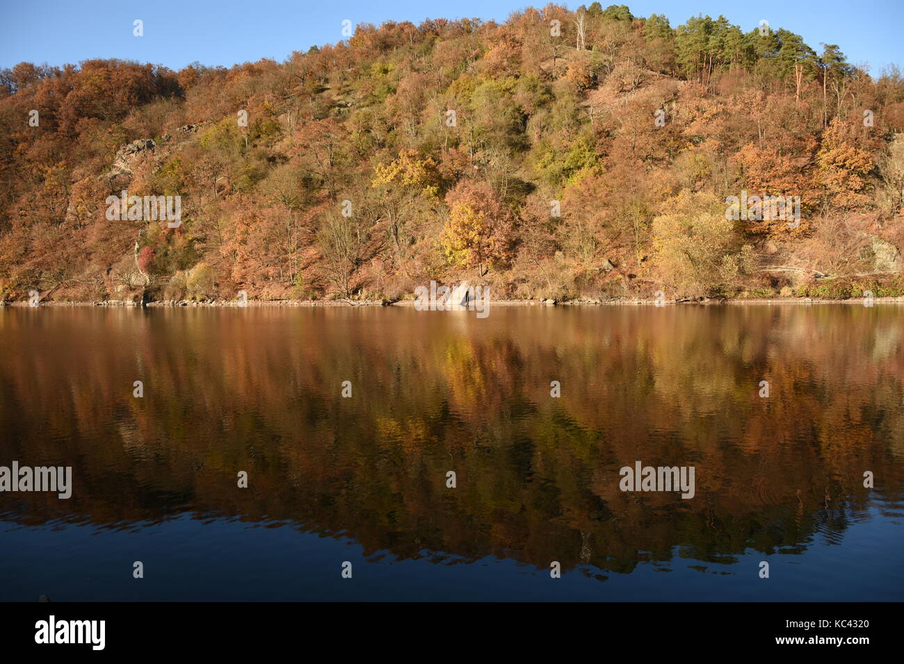 Lakeshore fall colors hi-res stock photography and images - Alamy