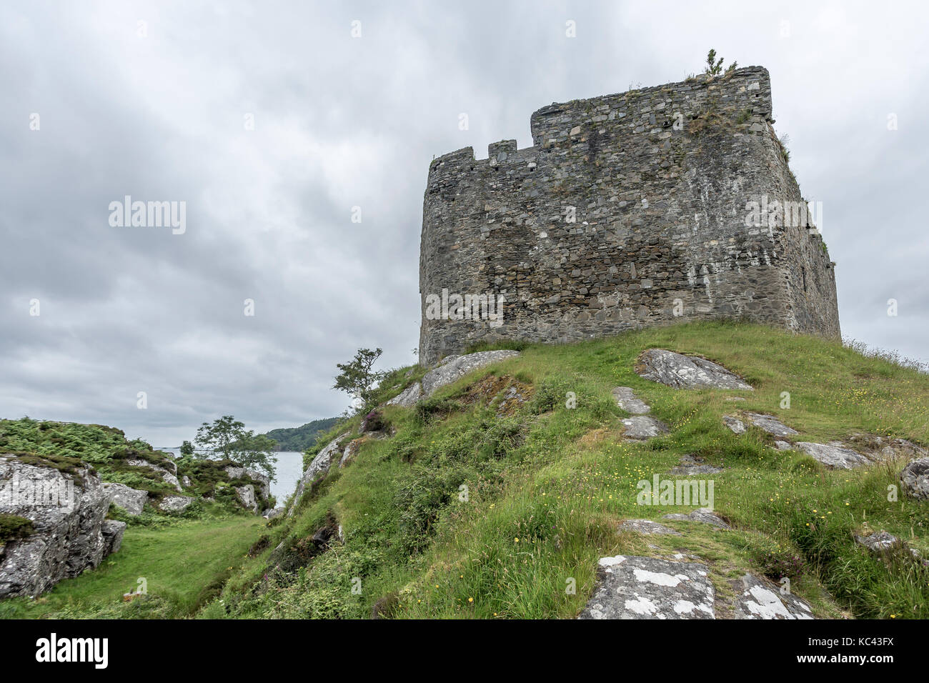 Castle tioram hi-res stock photography and images - Alamy