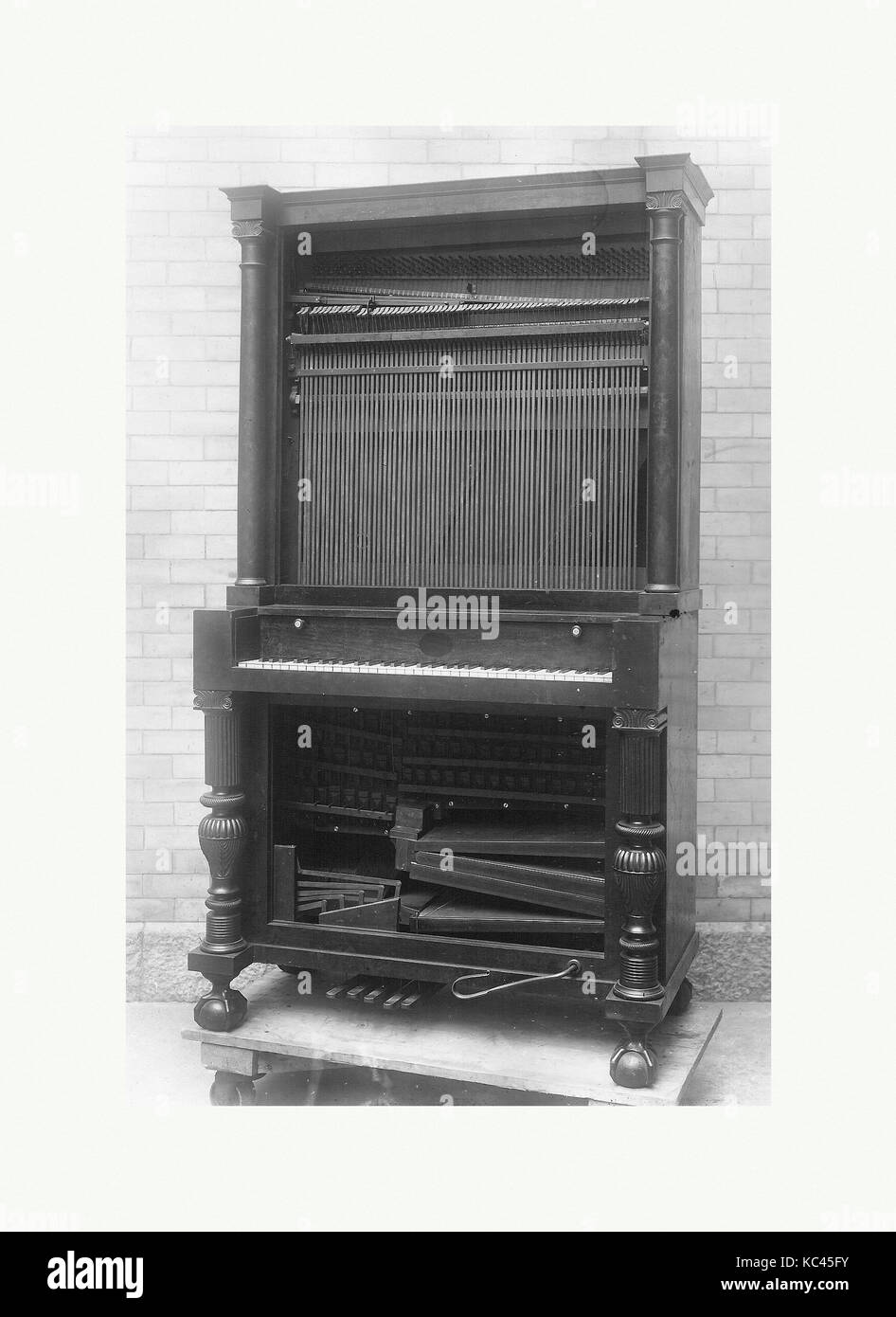 American reed organ hi-res stock photography and images - Alamy